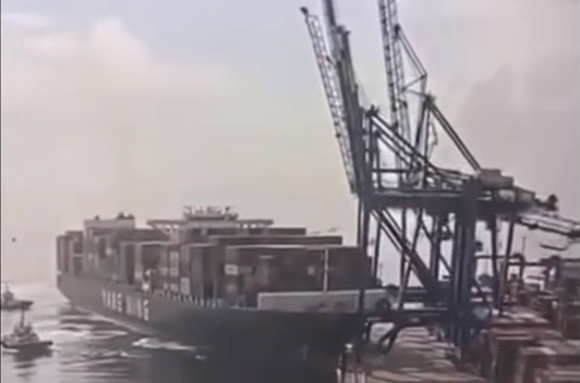 阳明海运旗下一艘名为YM WITNESS的14000TEU集装箱船在土耳其Kocaeli港靠泊时突发-国际物流圈